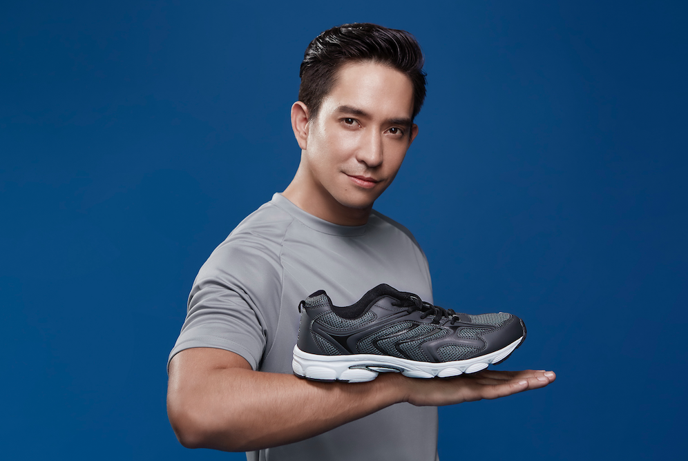 เปิดตัว หลุยส์ สก๊อต พรีเซ็นเตอร์คนแรก IQ Sport รองเท้ากีฬาที่ตอบโจทย์ ...