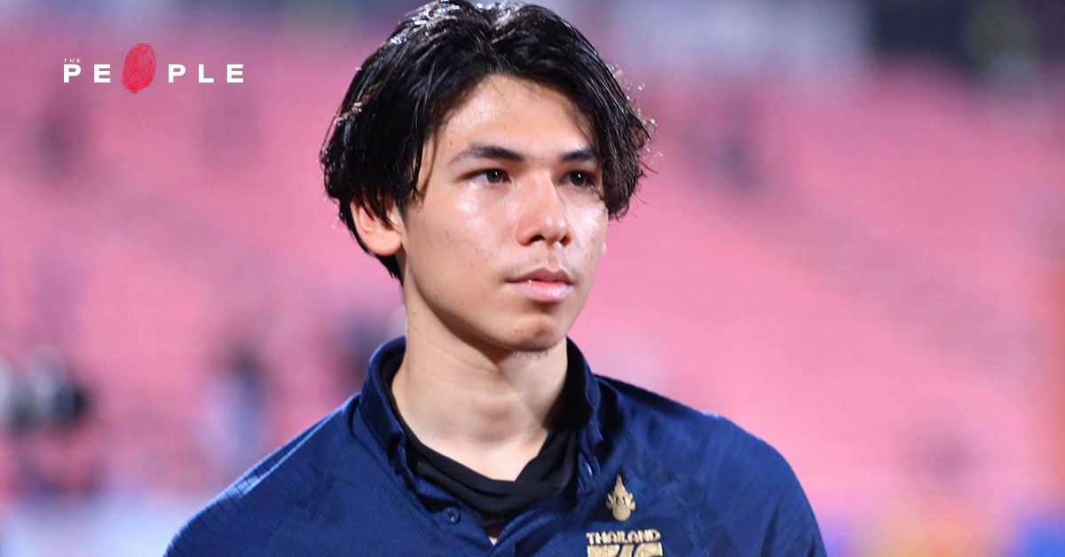 นักฟุตบอลตุ๊กตาล้มลุกว่าที่ซูเปอร์สตาร์ที่ชื่อเบนจามิน เดวิส